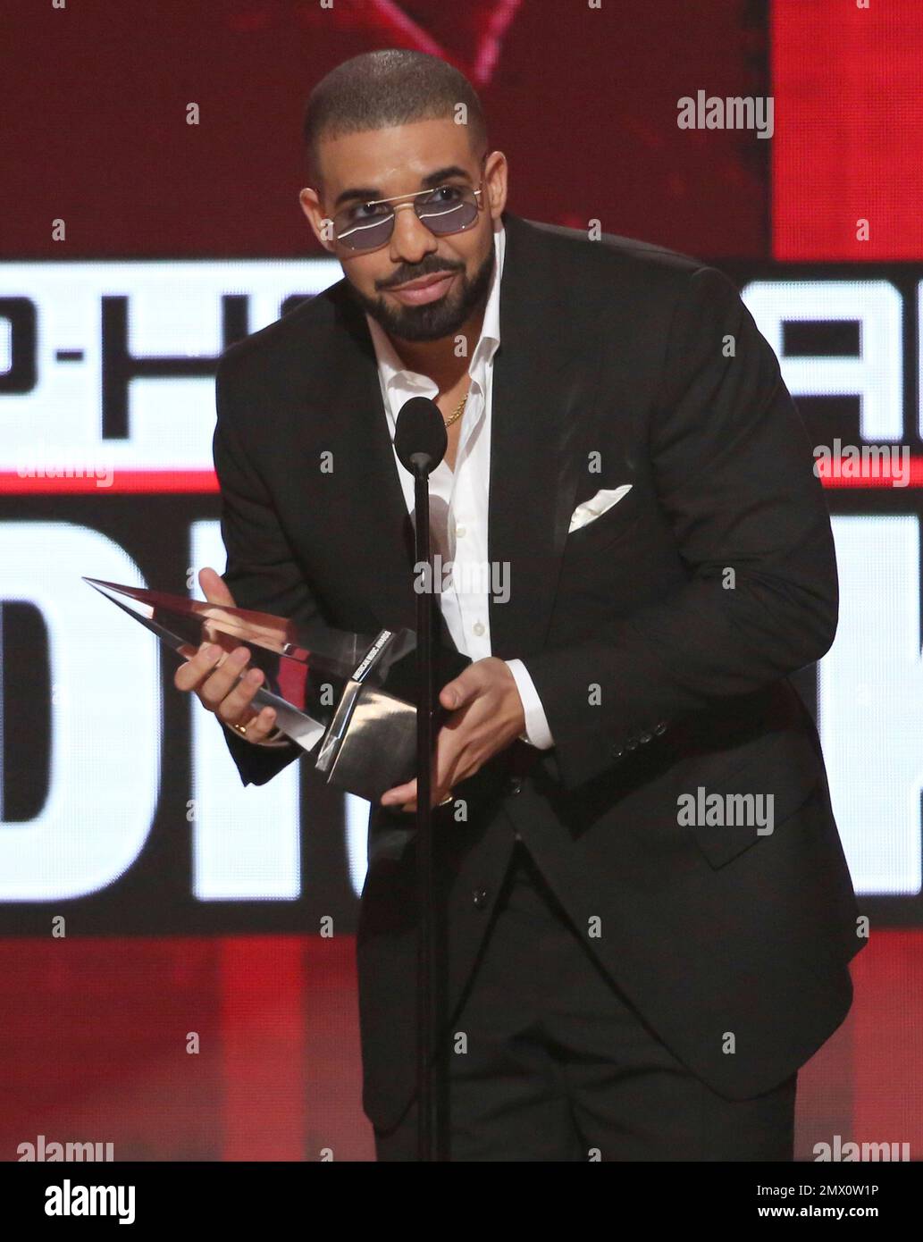 Drake accepts the award for favorite artist - rap/hip-hop at the ...