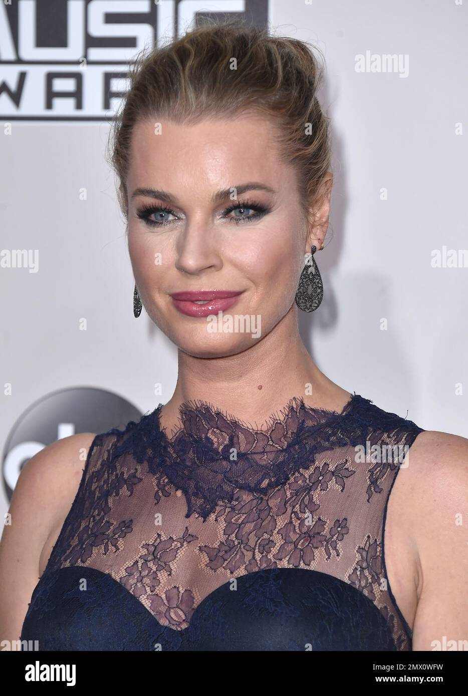Rebecca Romijn arrives at the American Music Awards at the Microsoft ...