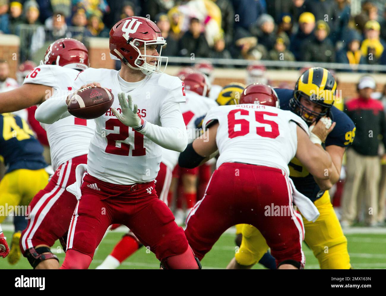 Indiana quarterback Richard Lagow (21) look to throw a pass in the ...