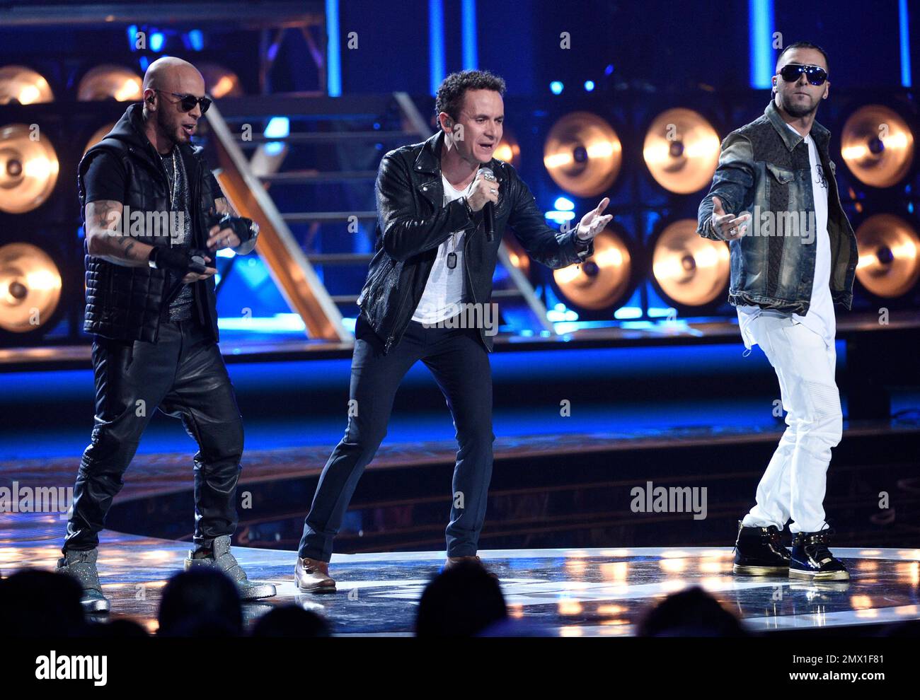 Fonseca, center, performs "Vine a Buscarte" with Raul Alexis Ortiz ...