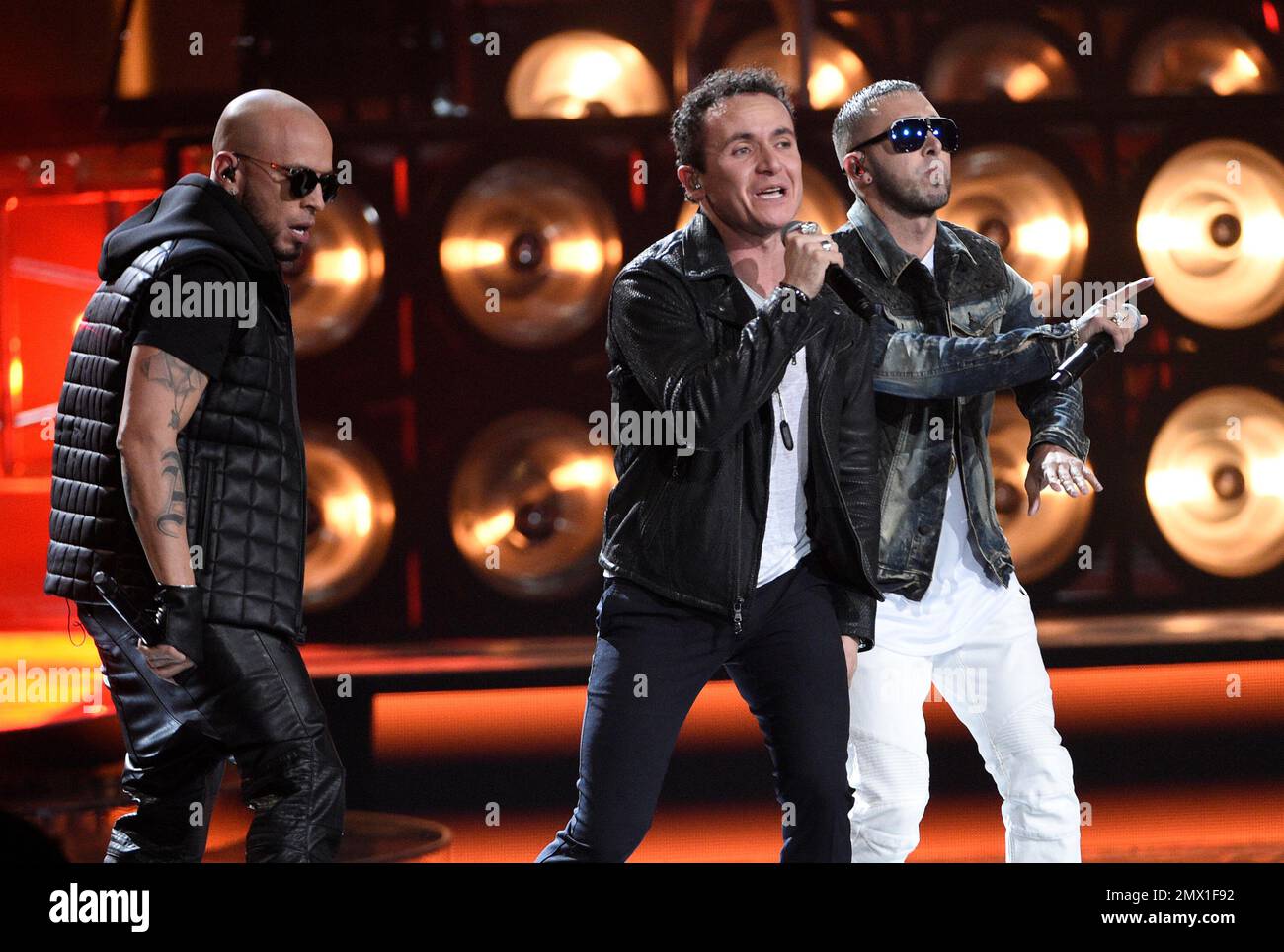 Fonseca, center, performs "Vine a Buscarte" with Raul Alexis Ortiz ...