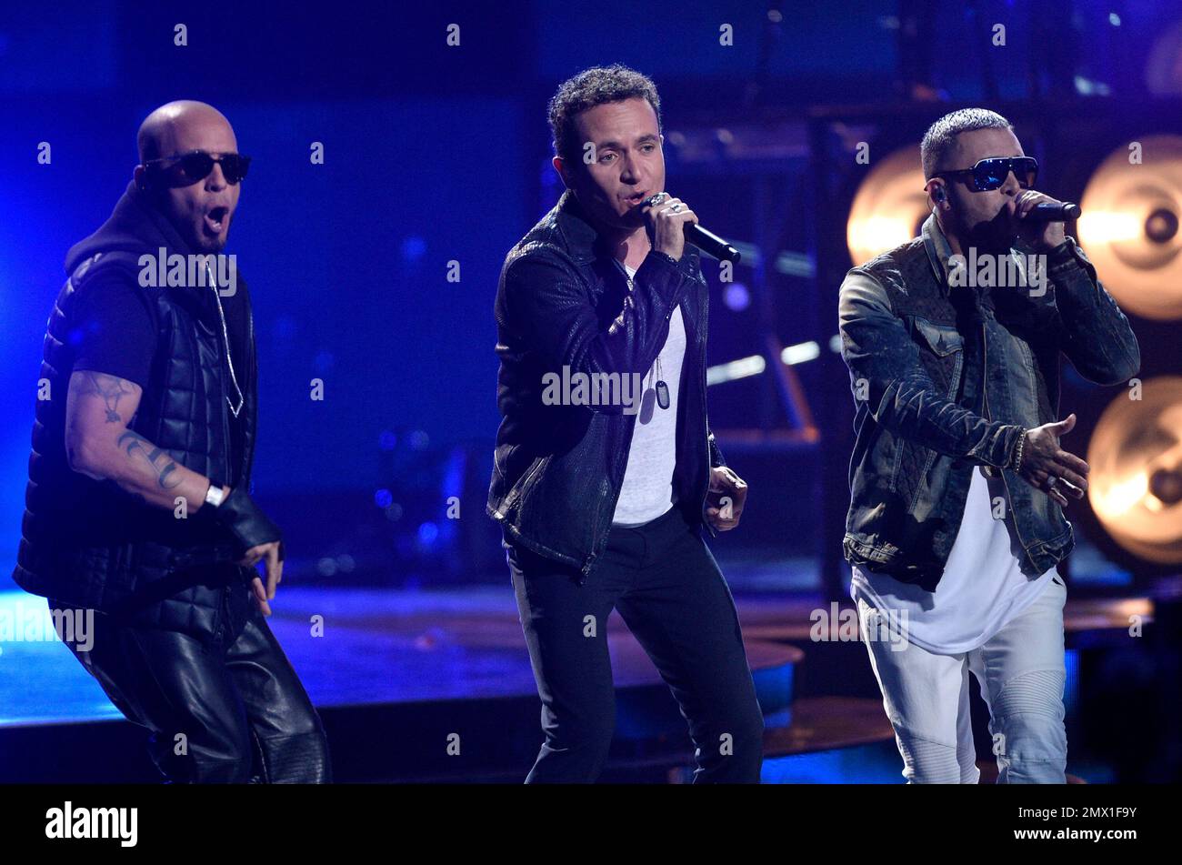 Fonseca, center, performs "Vine a Buscarte" with Raul Alexis Ortiz ...