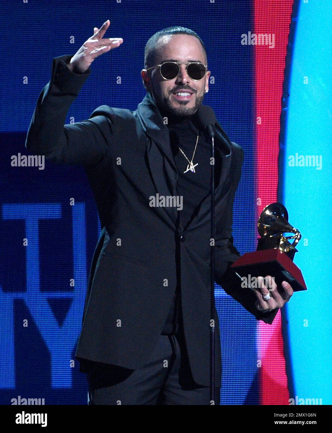 Yandel accepts the award for best urban fusion performance for ...