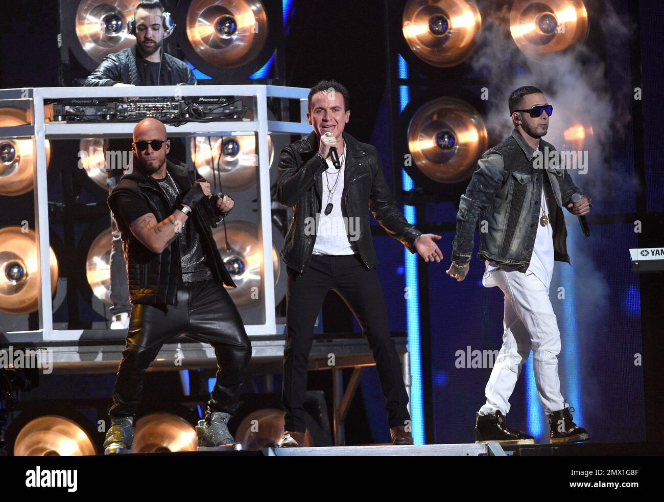Fonseca, center, performs "Vine a Buscarte" with Raul Alexis Ortiz ...