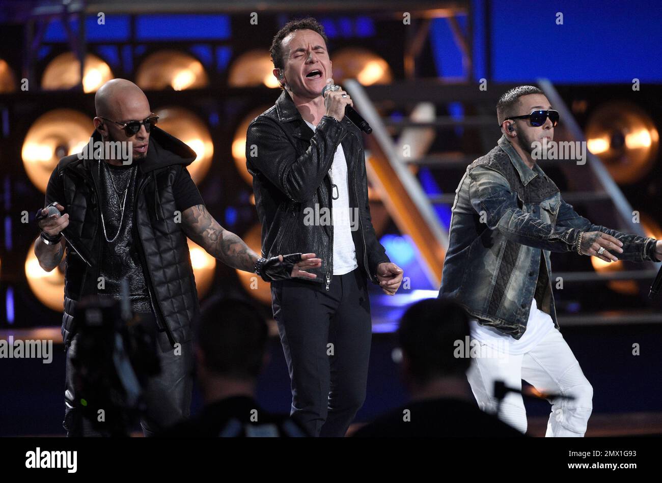 Fonseca, center, performs "Vine a Buscarte" with Raul Alexis Ortiz ...