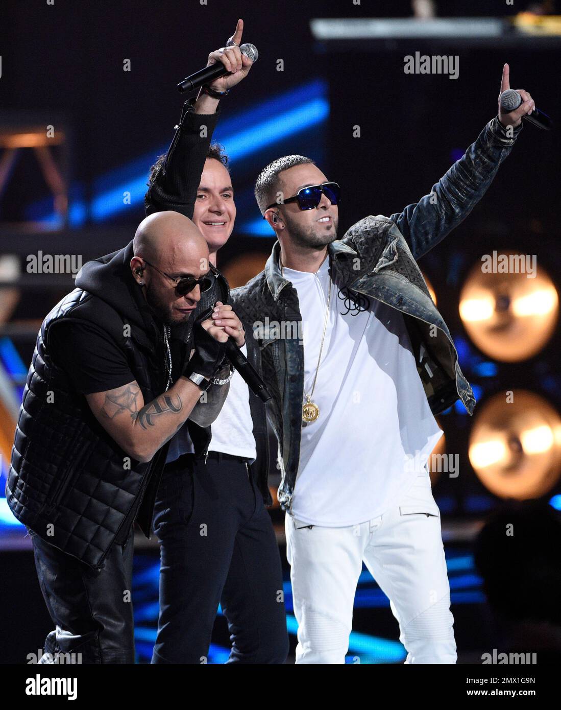 Fonseca, center, performs "Vine a Buscarte" with Raul Alexis Ortiz ...