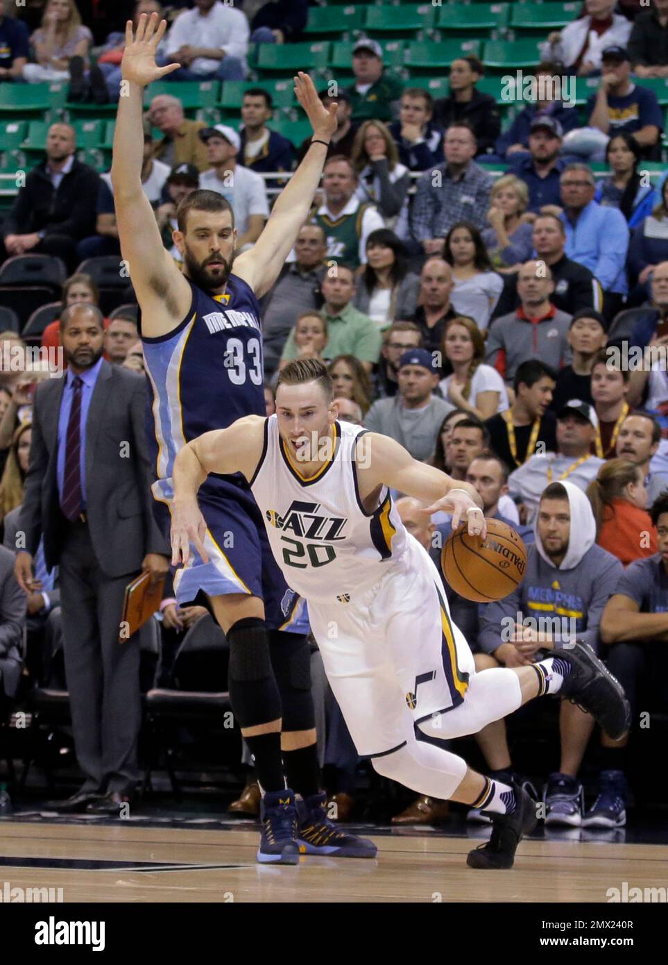 Utah Jazz forward Gordon Hayward (20) drives around Memphis Grizzlies ...