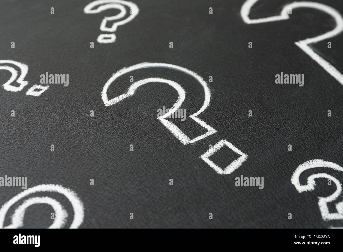 Question marks drawn with chalk on blackboard, closeup Stock Photo - Alamy