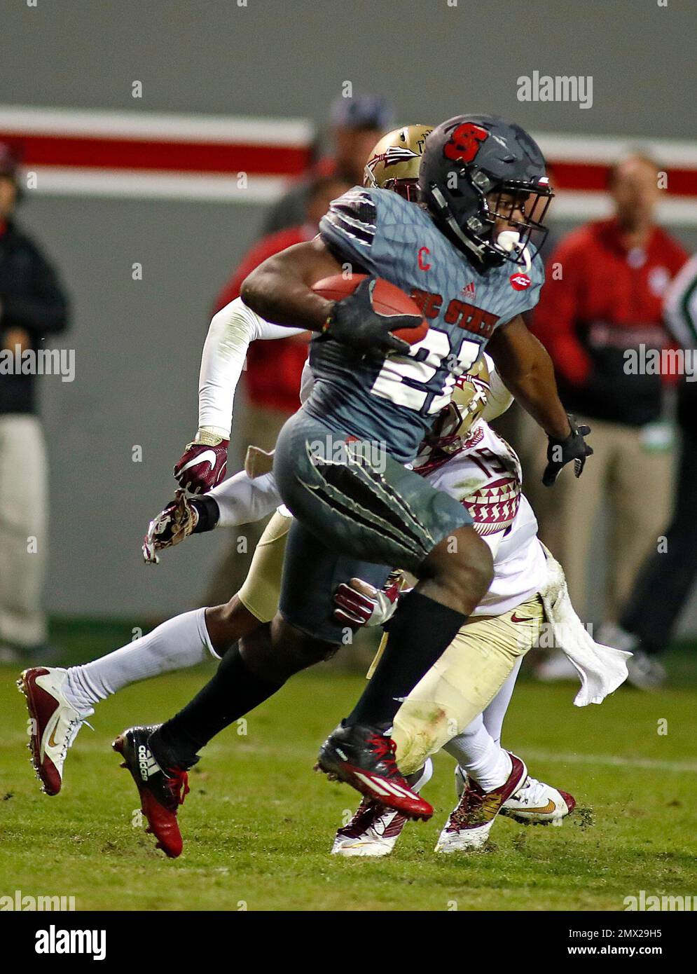 North Carolina State 's Matthew Dayes (21) runs the ball during the ...