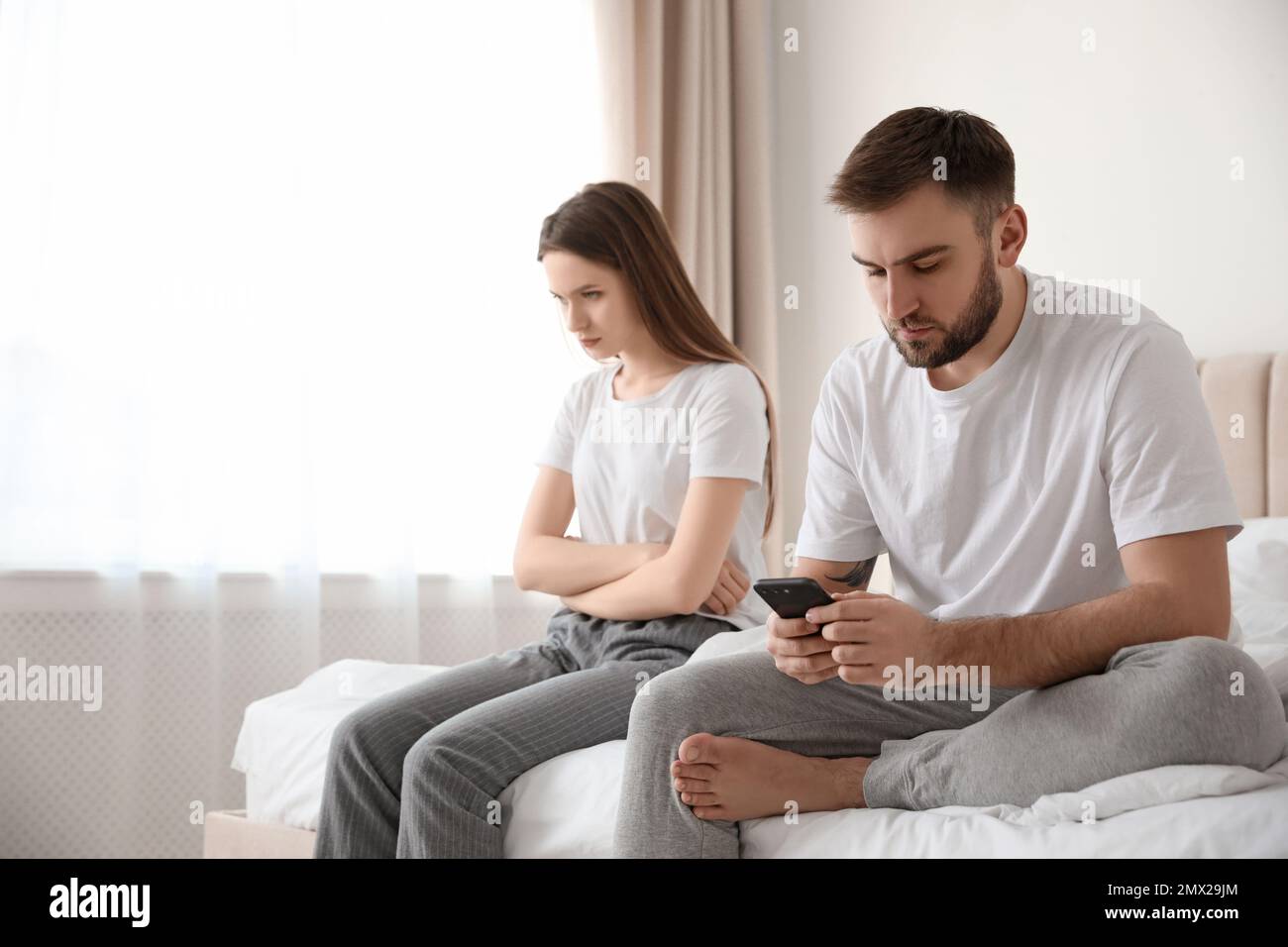 Boyfriend ignoring girlfriend hi-res stock photography and images - Alamy