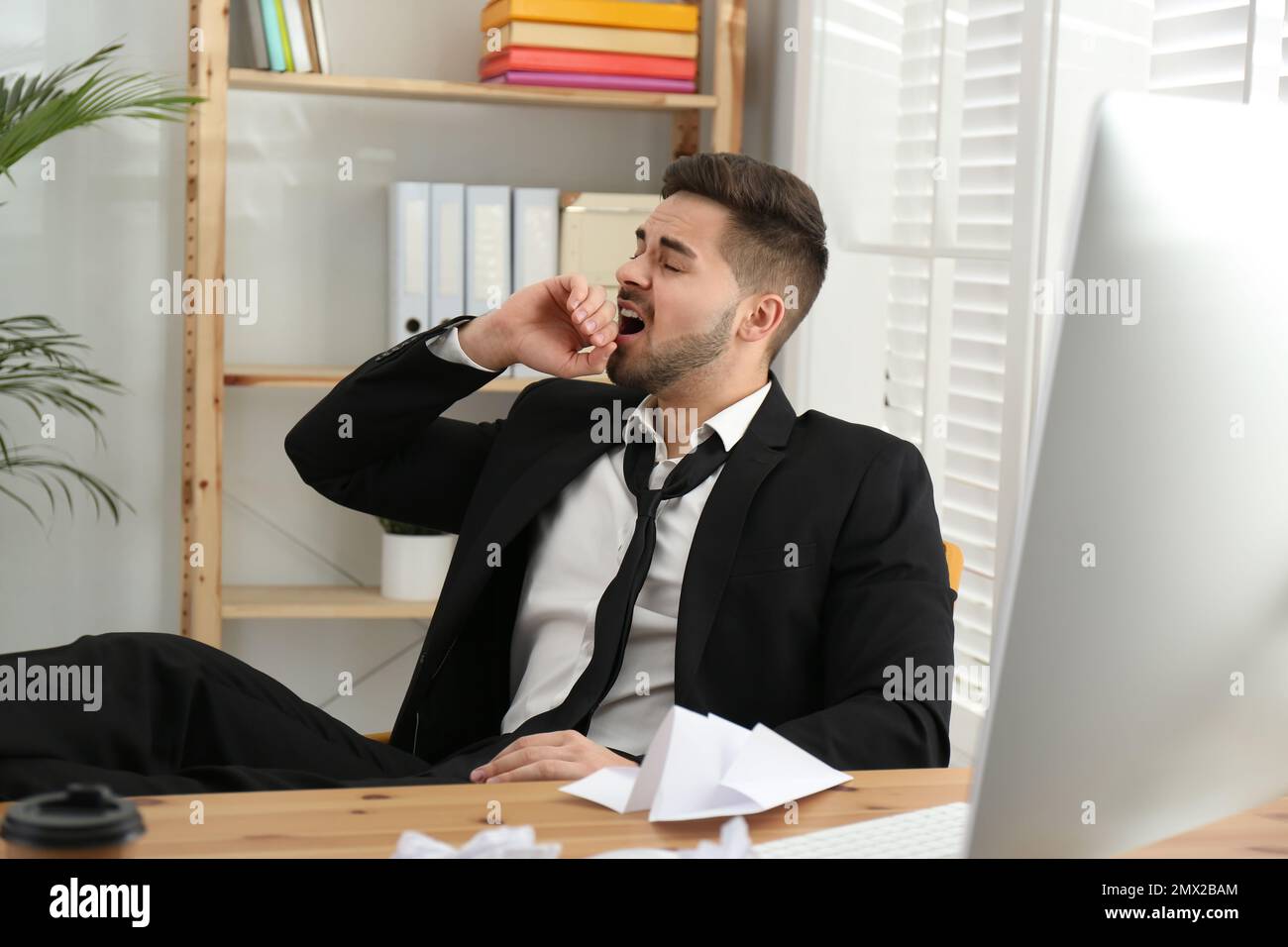 Lazy employee hi-res stock photography and images - Alamy