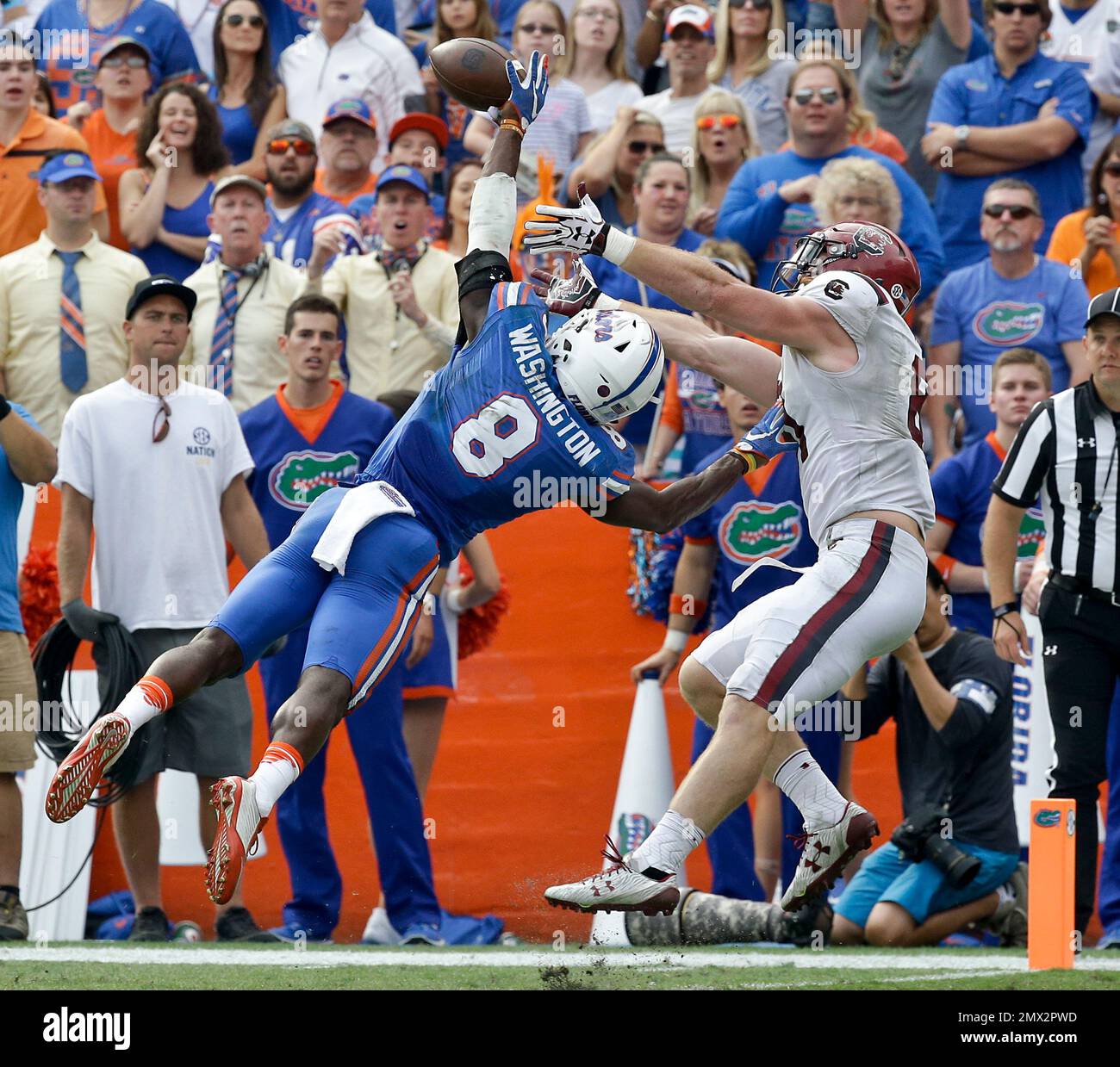 Florida defensive back Nick Washington (8) breaks up a pass intended ...
