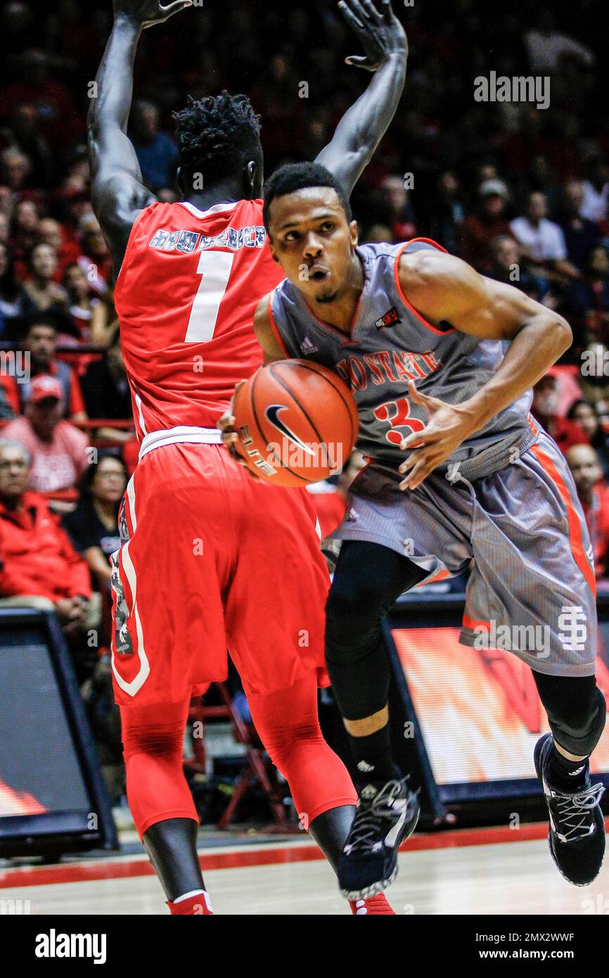 Idaho's Ethan Telfair (3) drives to the basket past New Mexico's Aher ...