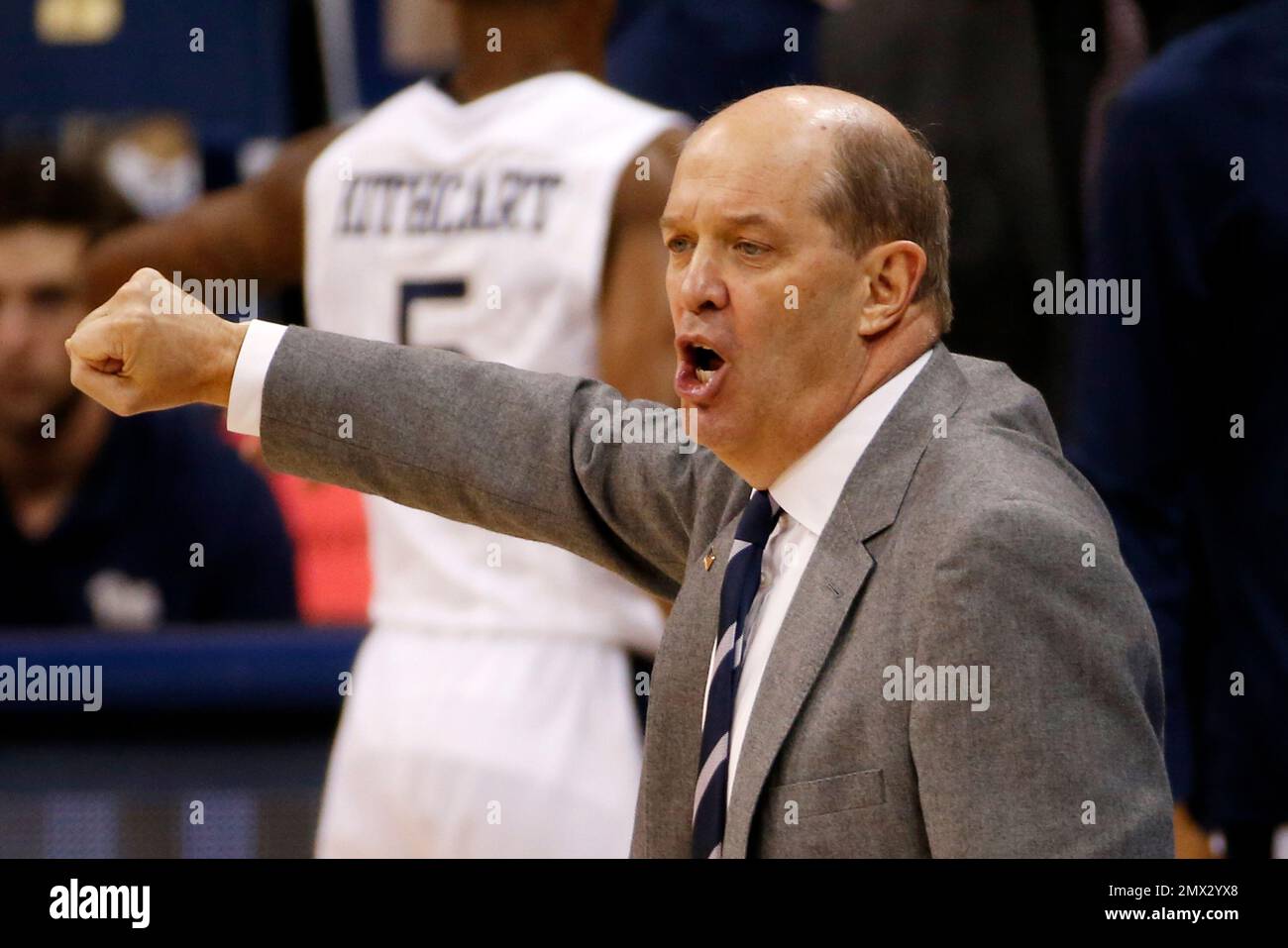 Pittsburgh head coach Kevin Stallings yells instructions during the ...