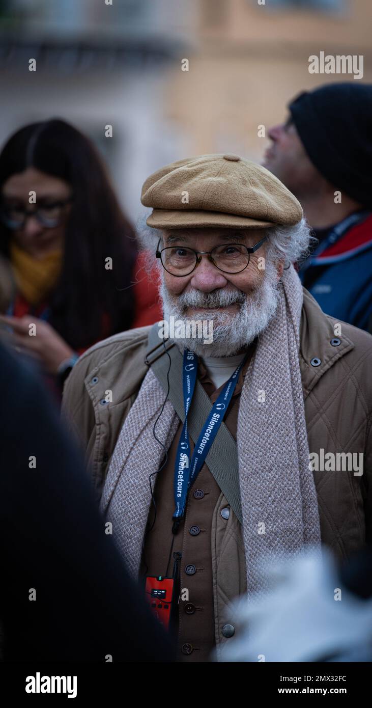 Tour guide explaining in rome hi-res stock photography and images - Alamy