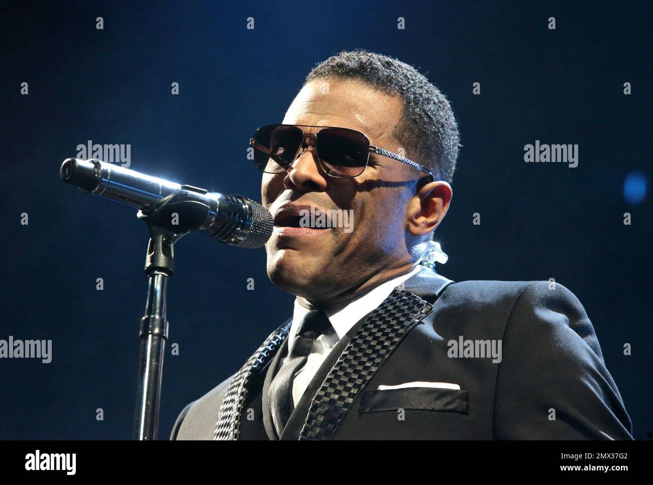 Maxwell performs in concert during the "King and Queen of Hearts Tour ...
