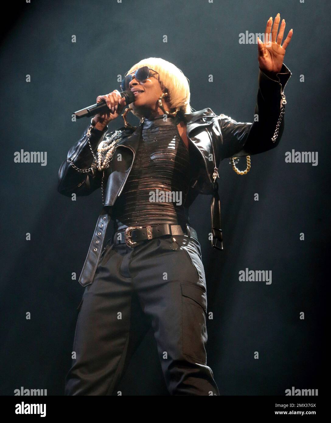 Mary J. Blige performs in concert during the "King and Queen of Hearts ...