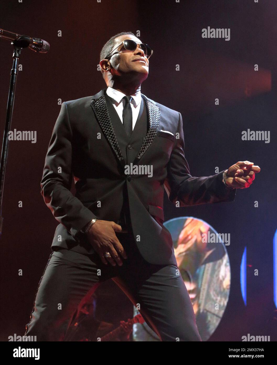 Maxwell performs in concert during the "King and Queen of Hearts Tour ...