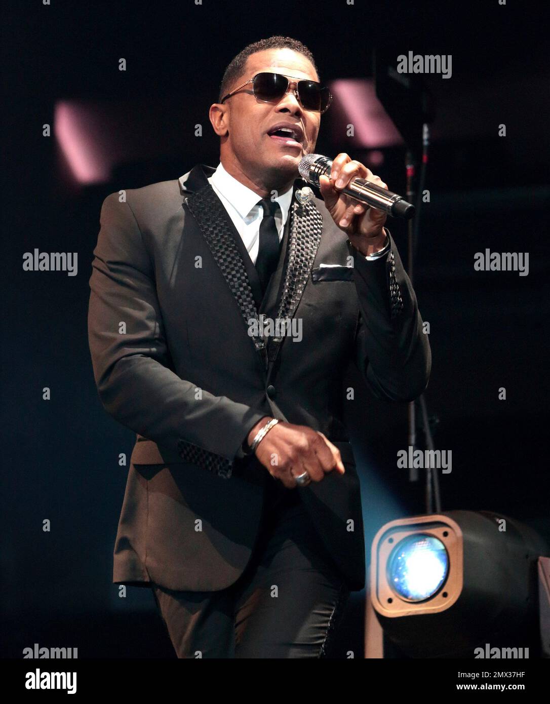 Maxwell performs in concert during the "King and Queen of Hearts Tour ...