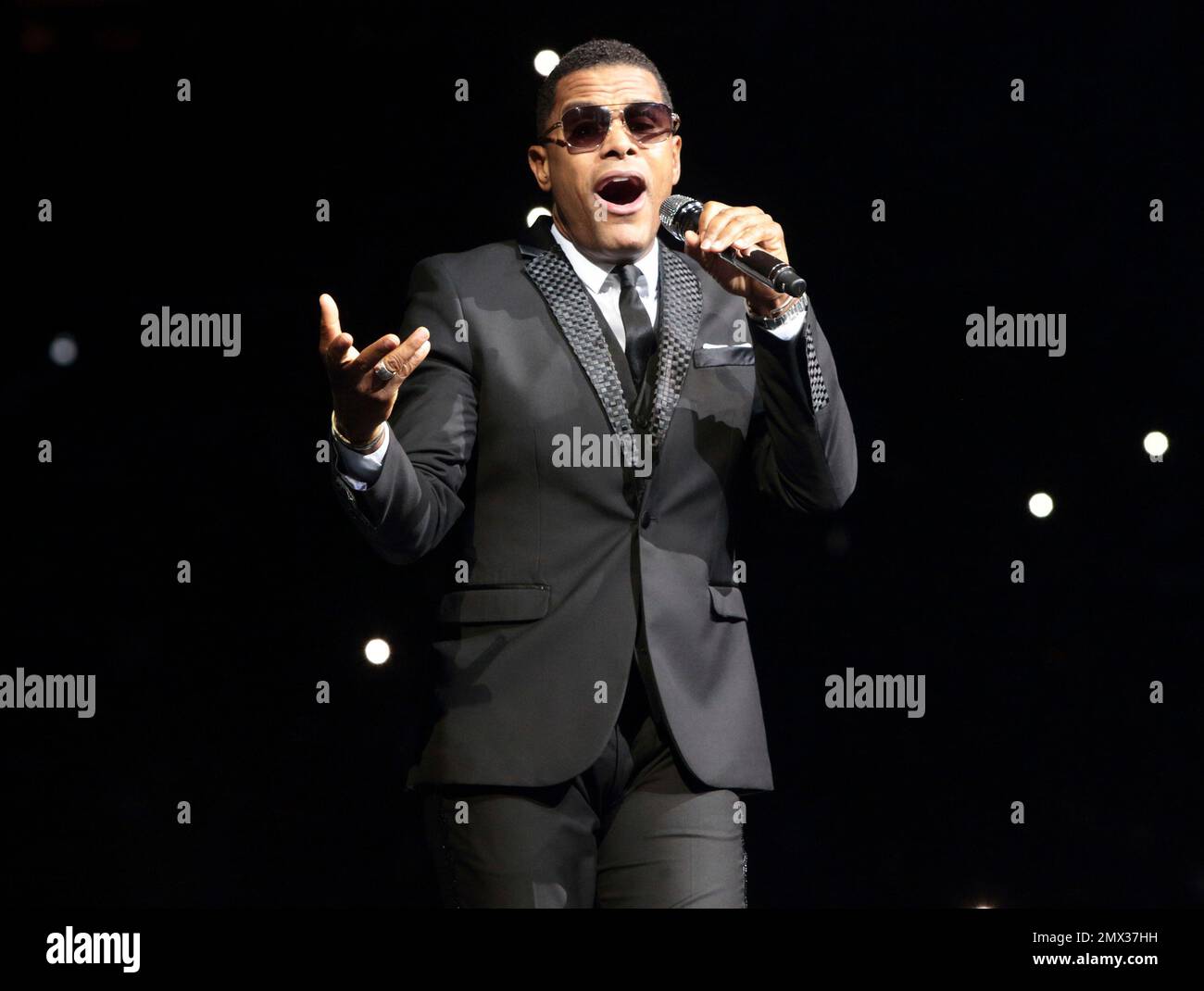 Maxwell performs in concert during the "King and Queen of Hearts Tour ...