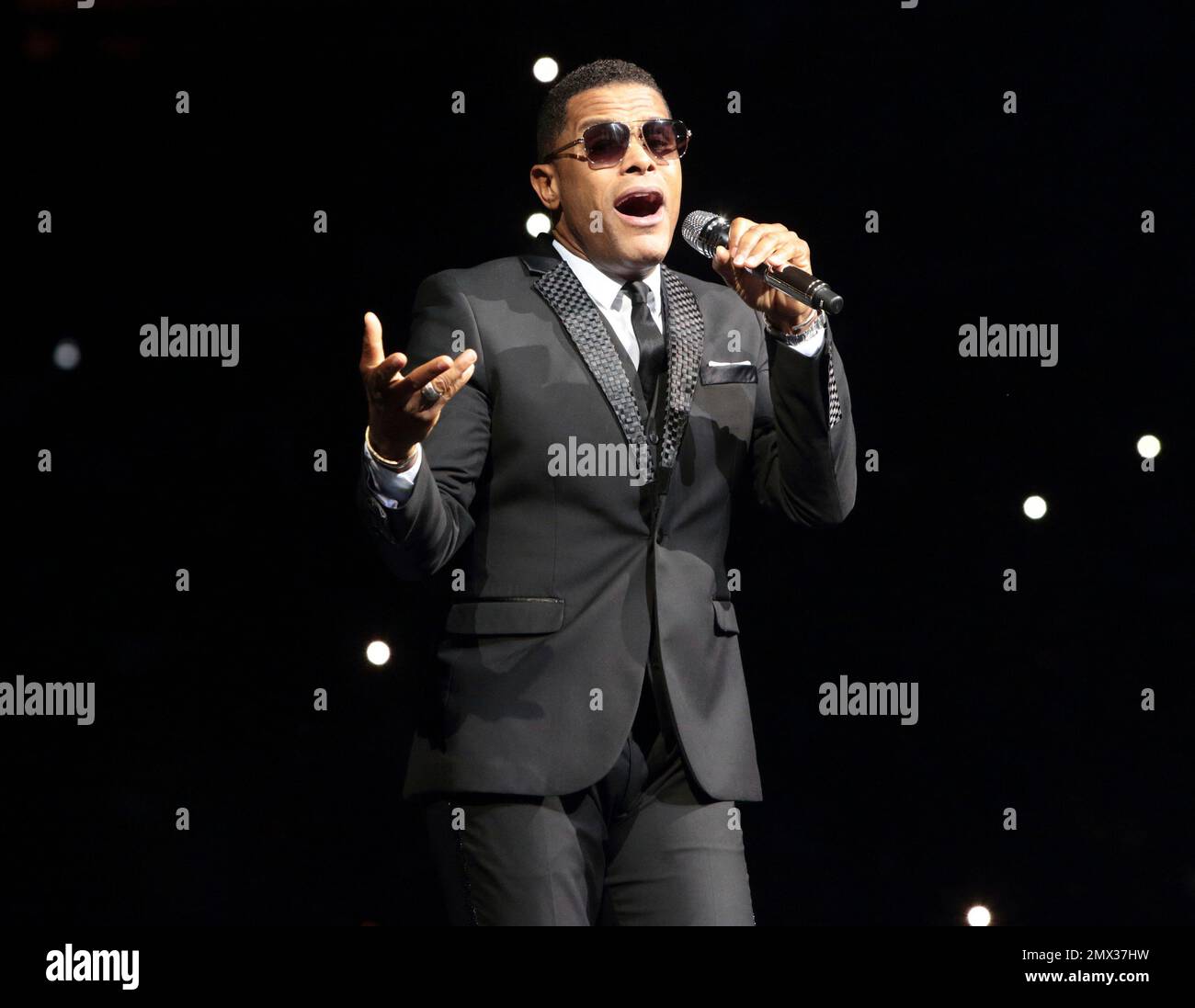 Maxwell performs in concert during the "King and Queen of Hearts Tour ...
