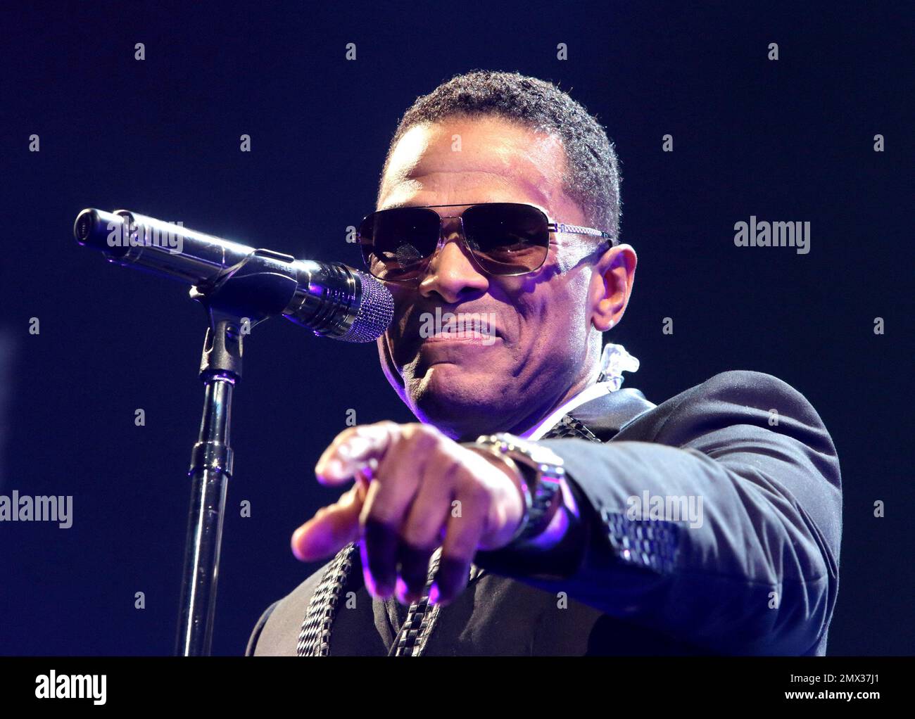 Maxwell performs in concert during the "King and Queen of Hearts Tour ...
