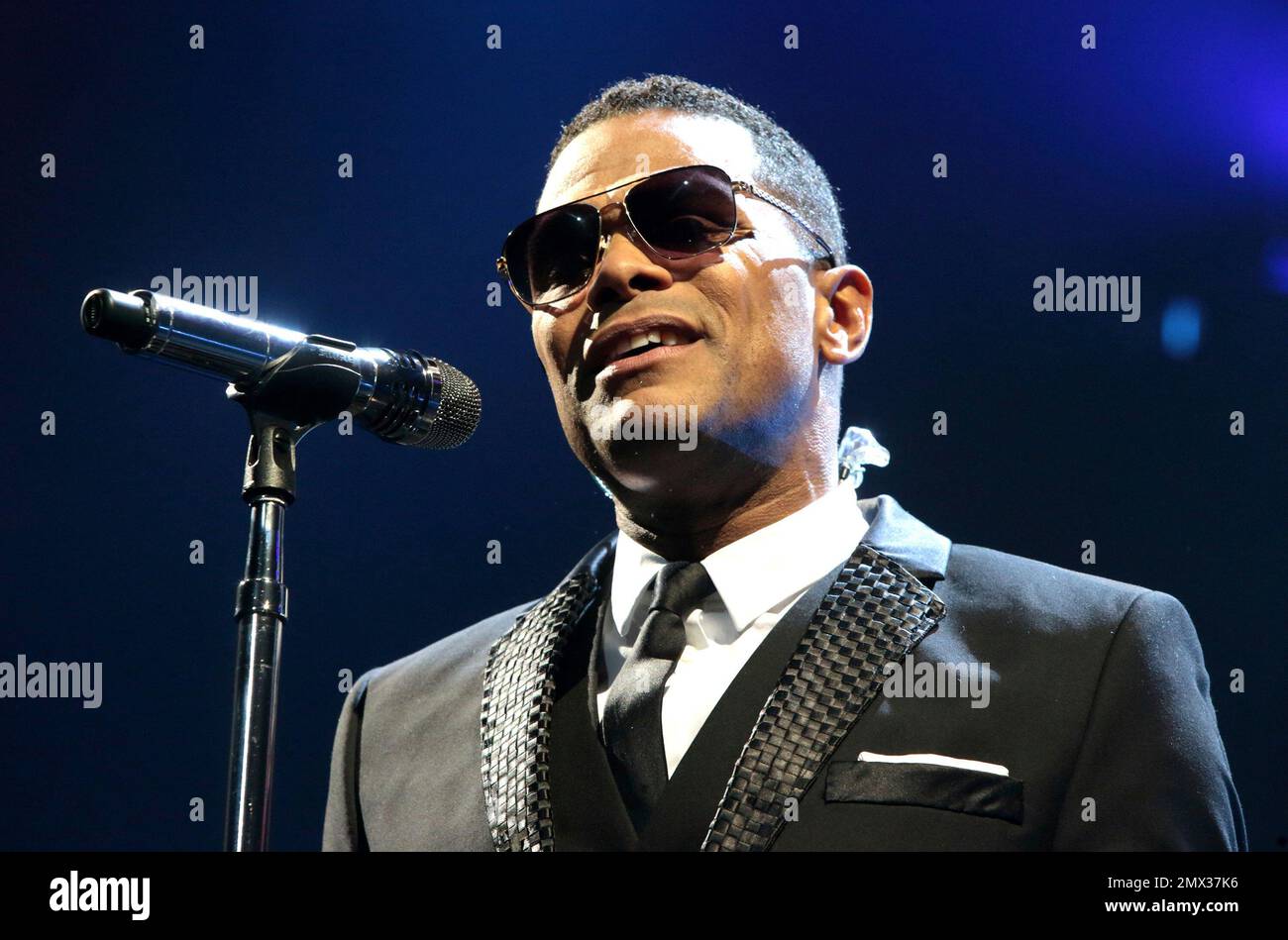 Maxwell performs in concert during the "King and Queen of Hearts Tour ...