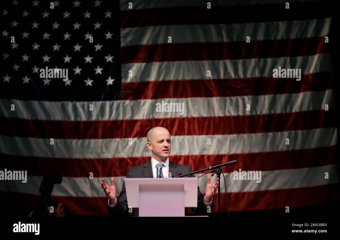 Independent presidential candidate Evan McMullin speaks to his ...
