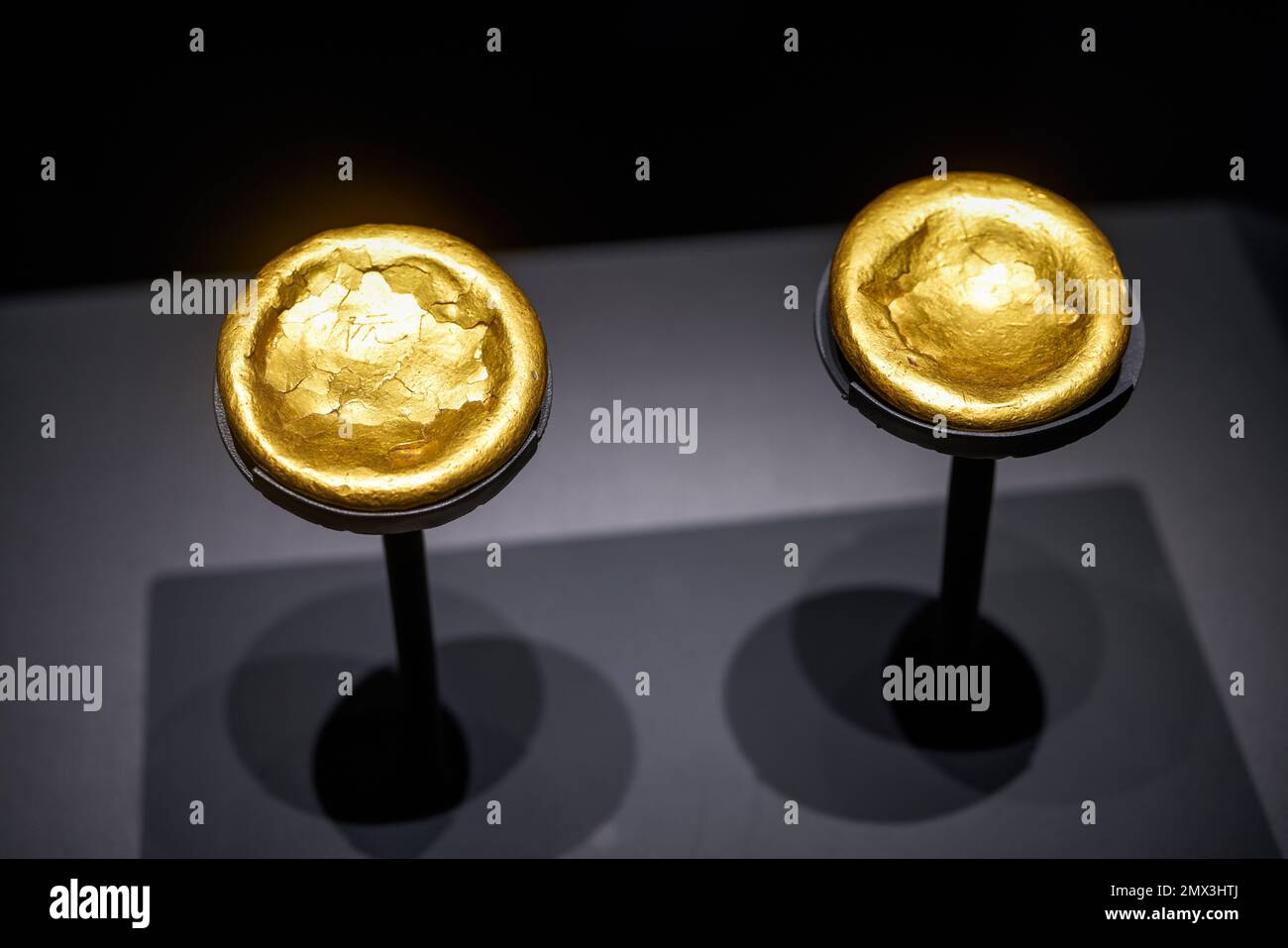 Close-up of golden gold cake cultural relics unearthed in ancient China ...