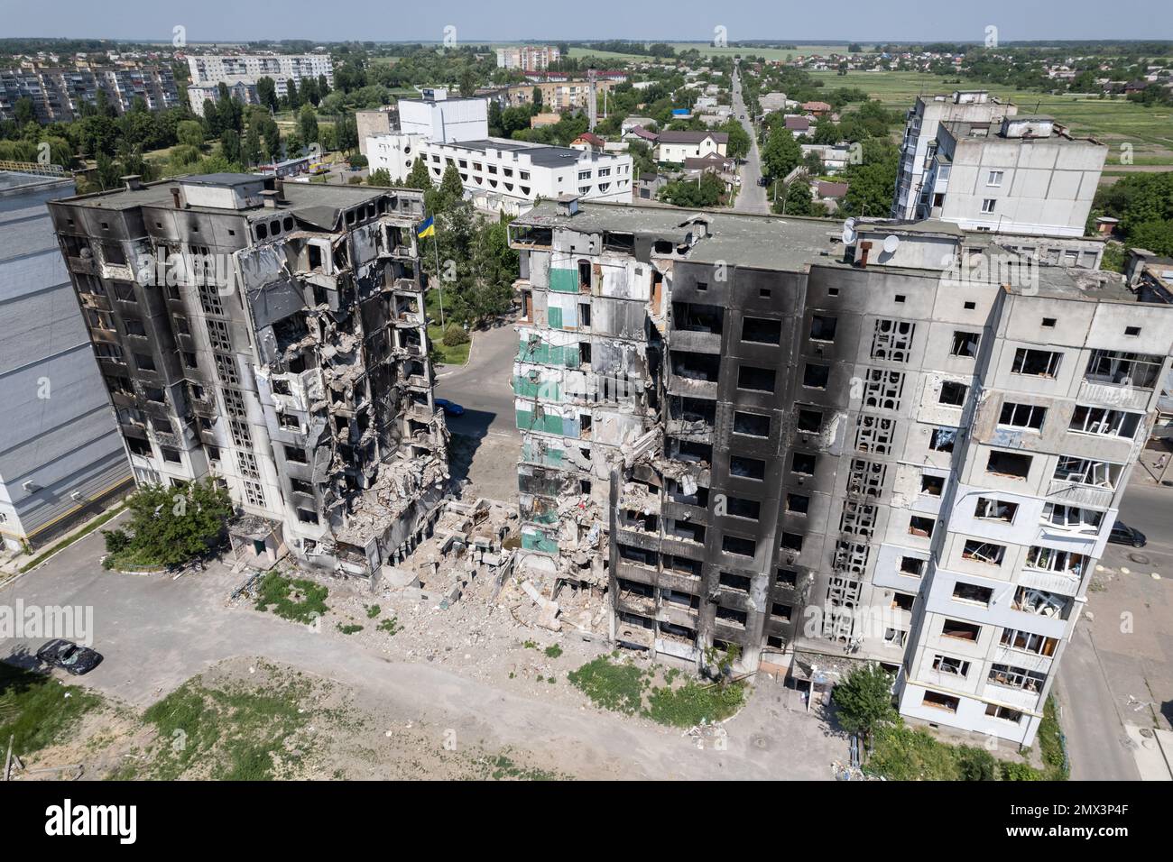 Residential building damaged artillery hi-res stock photography and ...