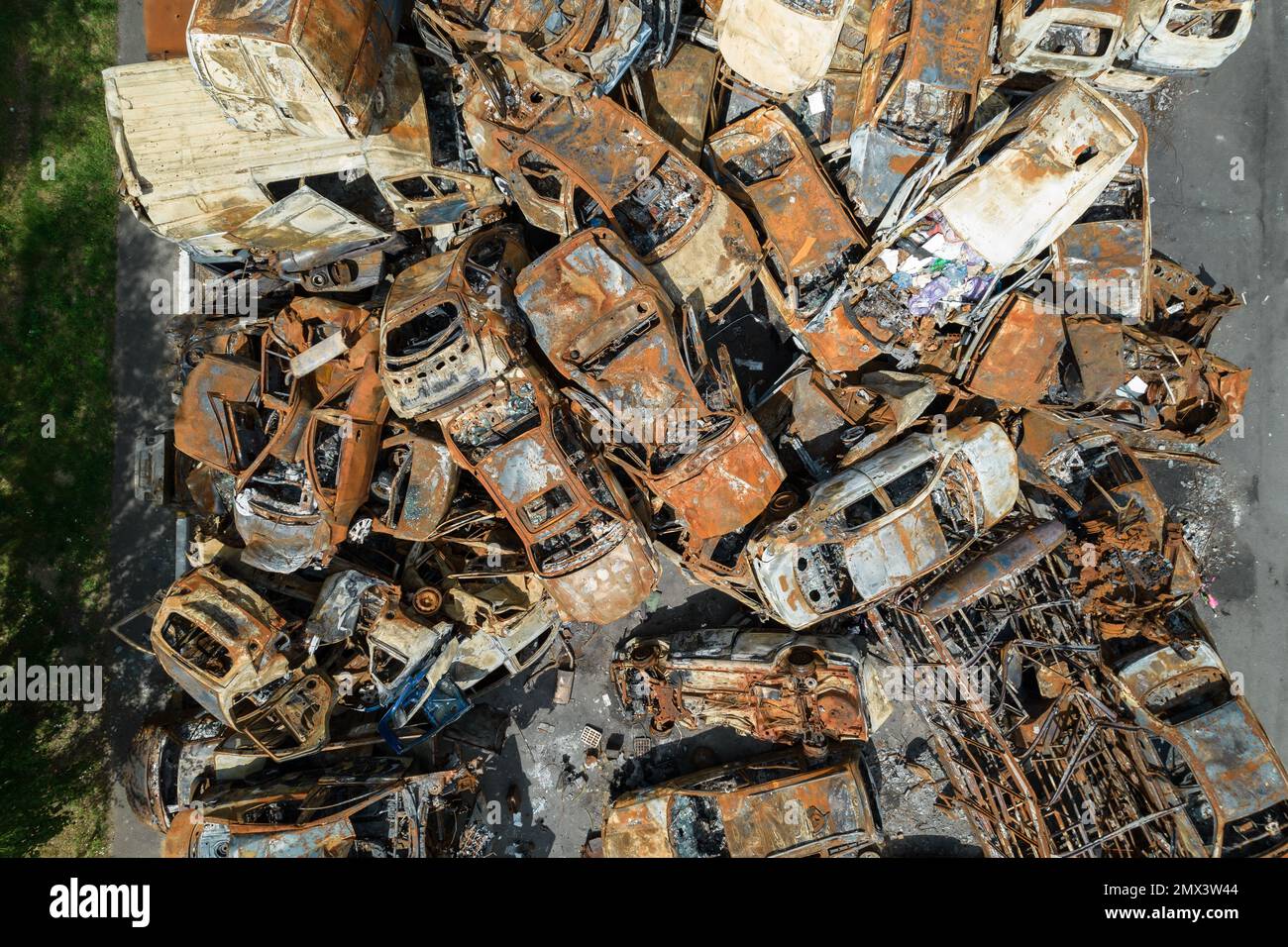 War in Ukraine: a dump of shot and burned cars in Irpin, Bucha district ...