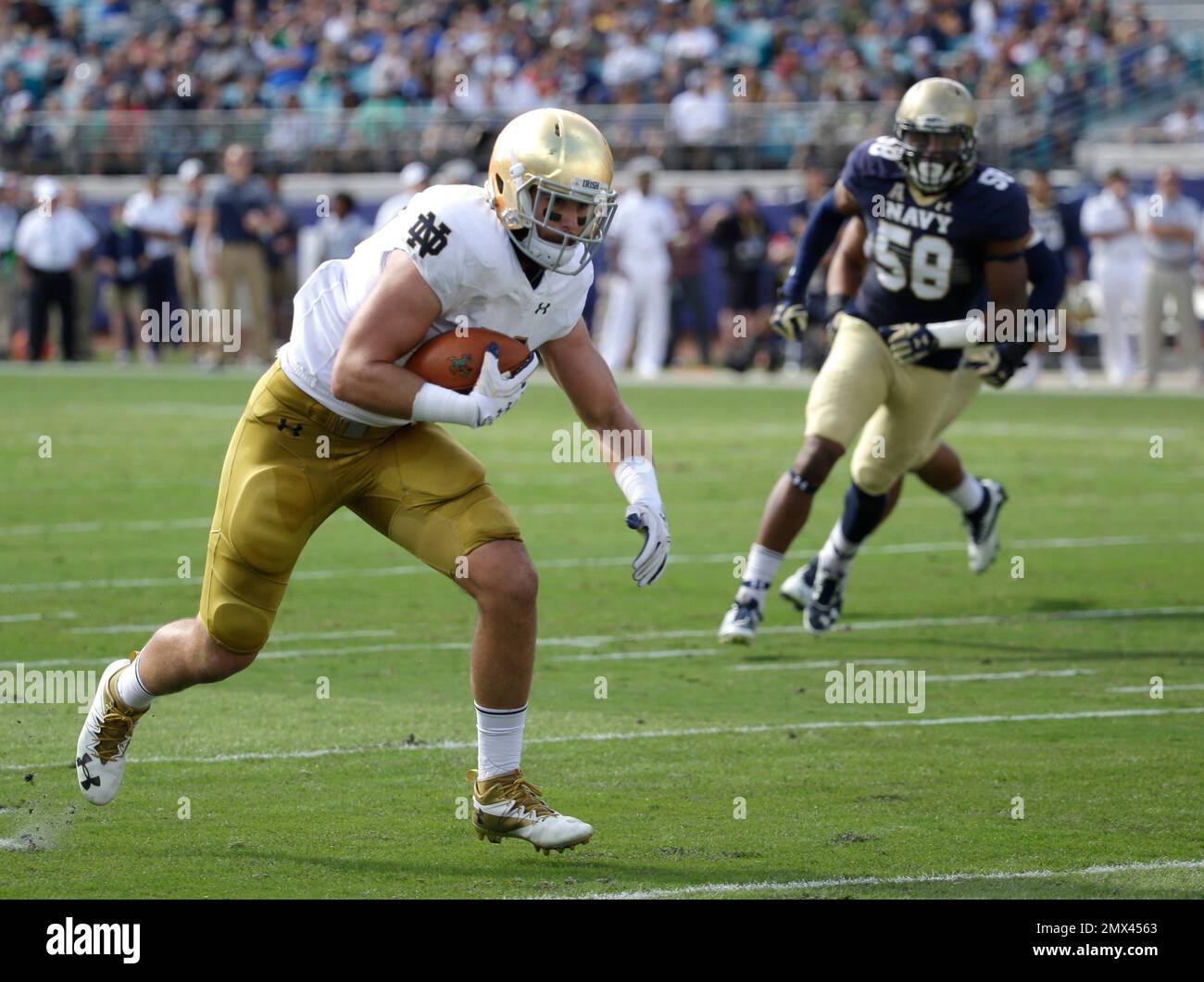 Notre Dame tight end Durham Smythe runs for a touchdown past Navy's ...