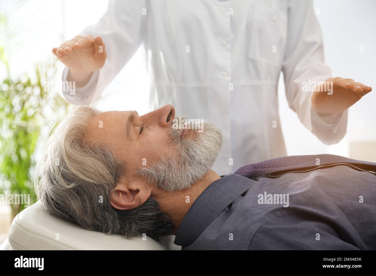 Man hypnotizing woman hi-res stock photography and images - Alamy