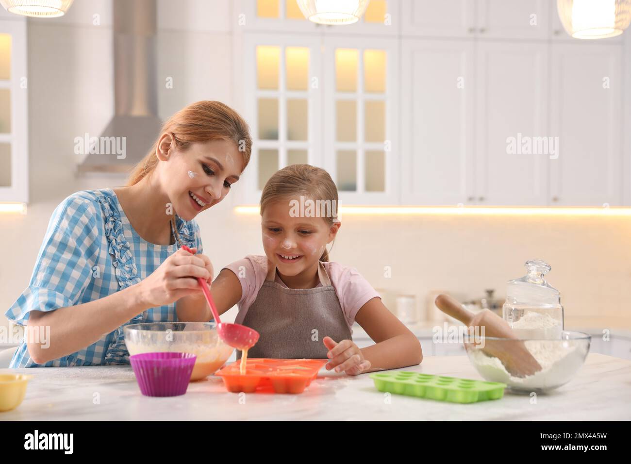 Woman daughter baking cupcakes hi-res stock photography and images - Alamy