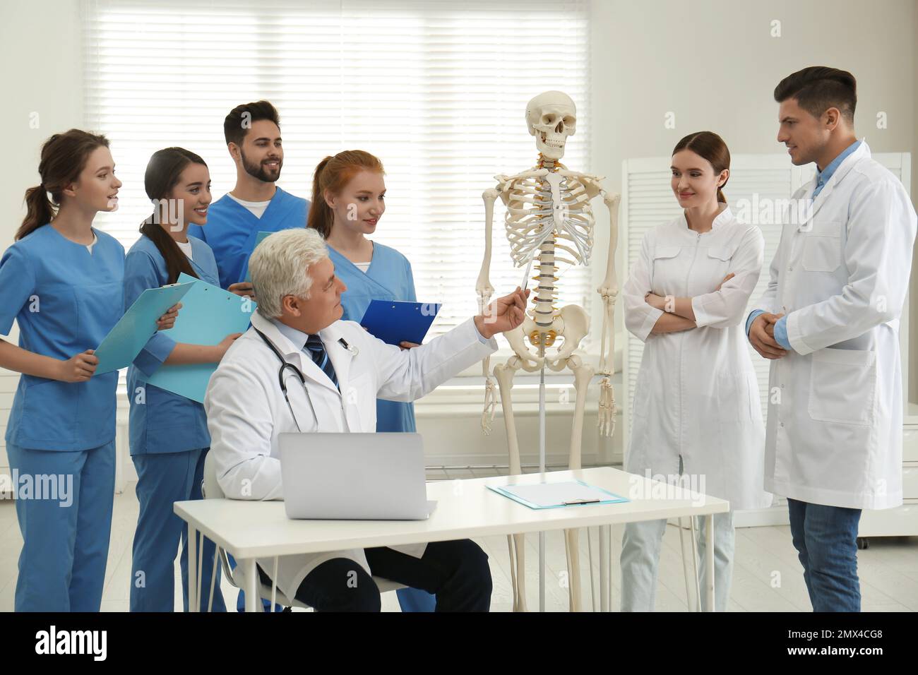 Doctor teaching students hi-res stock photography and images - Alamy