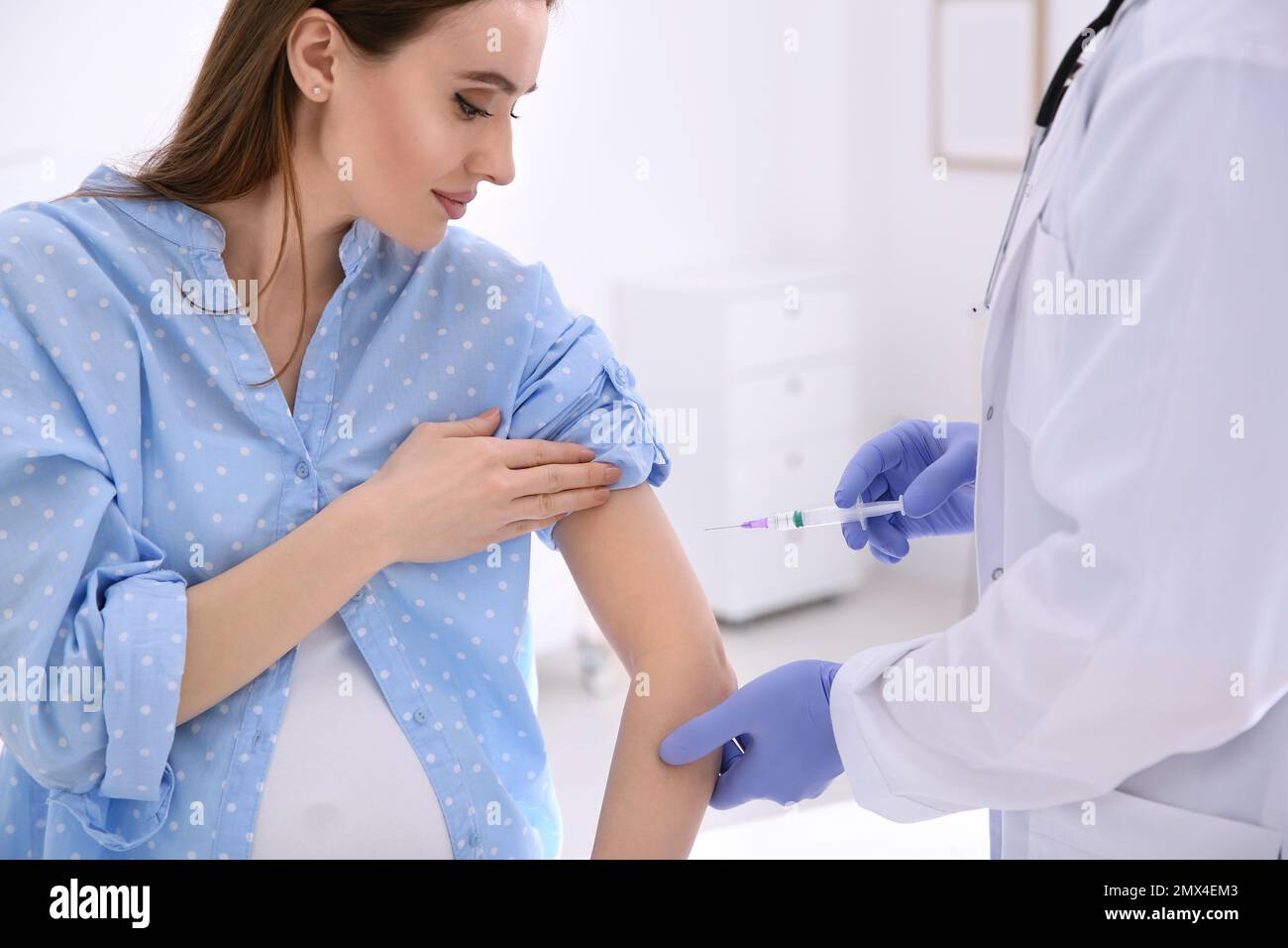 Pregnant doctor vaccination hi-res stock photography and images - Alamy