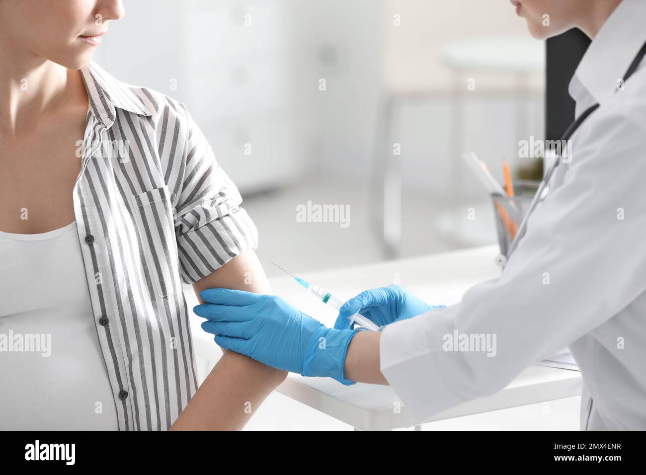 Doctor giving injection to pregnant woman in hospital, closeup ...
