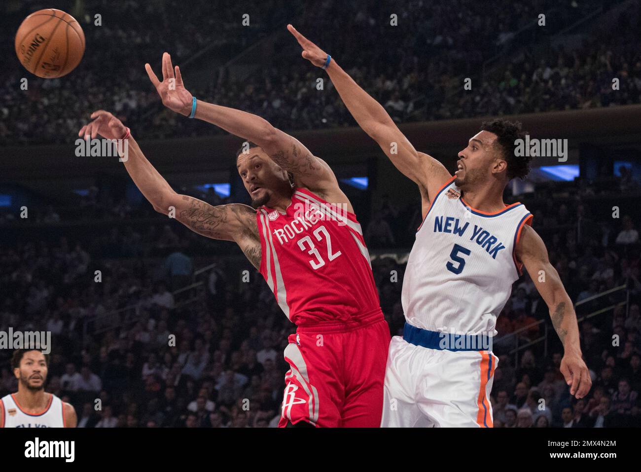 New York Knicks guard Courtney Lee (5) guards Houston Rockets guard K.J ...