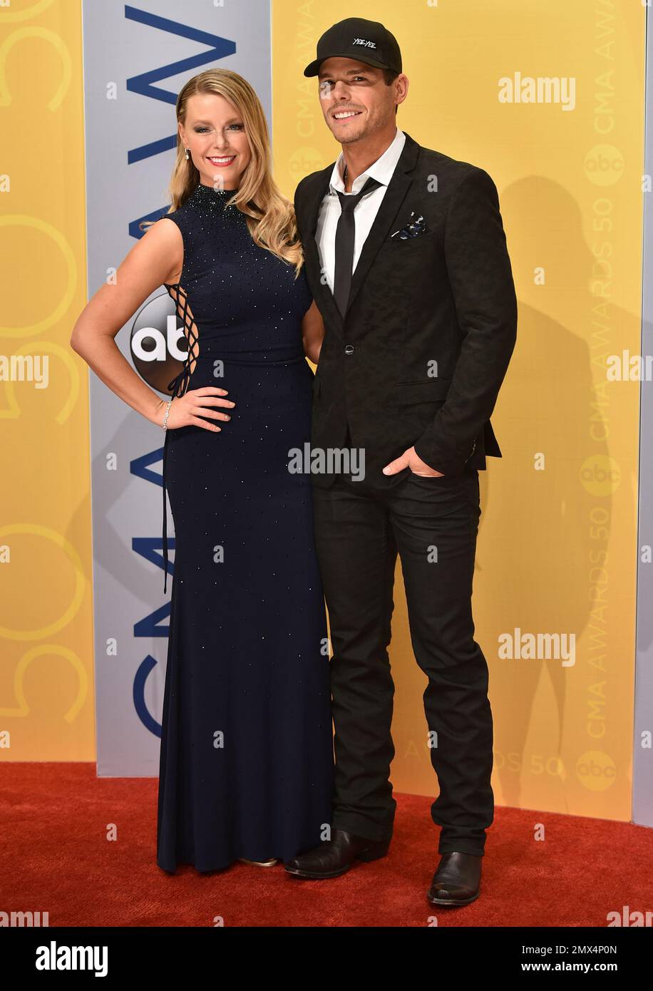 Amber Bartlett, left, and Granger Smith arrive at the 50th annual CMA ...