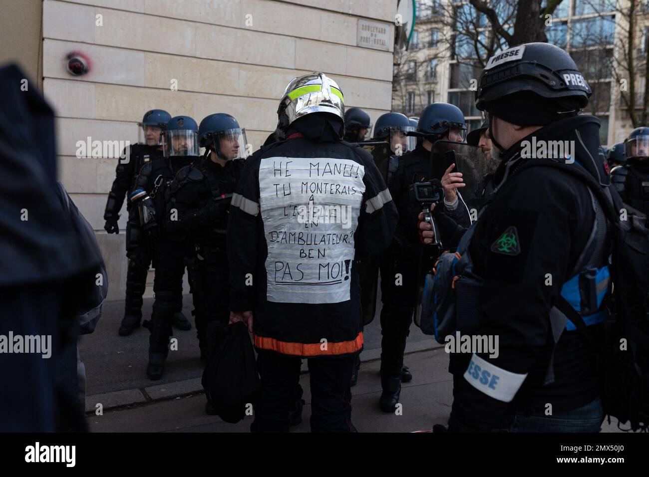Paris, France. 31st Jan, 2023. A fireman in protest confronts police ...
