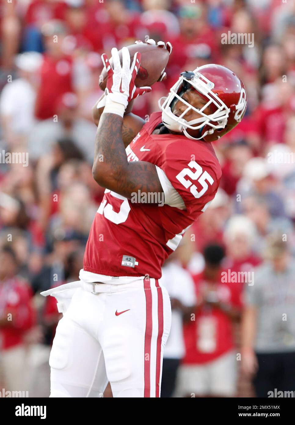 Oklahoma running back Joe Mixon (25) makes a catch during warm ups ...
