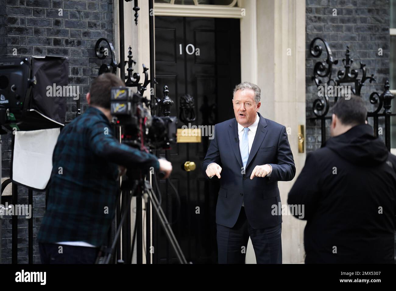Journalist Piers Morgan filming in front of the door to 10 Downing ...