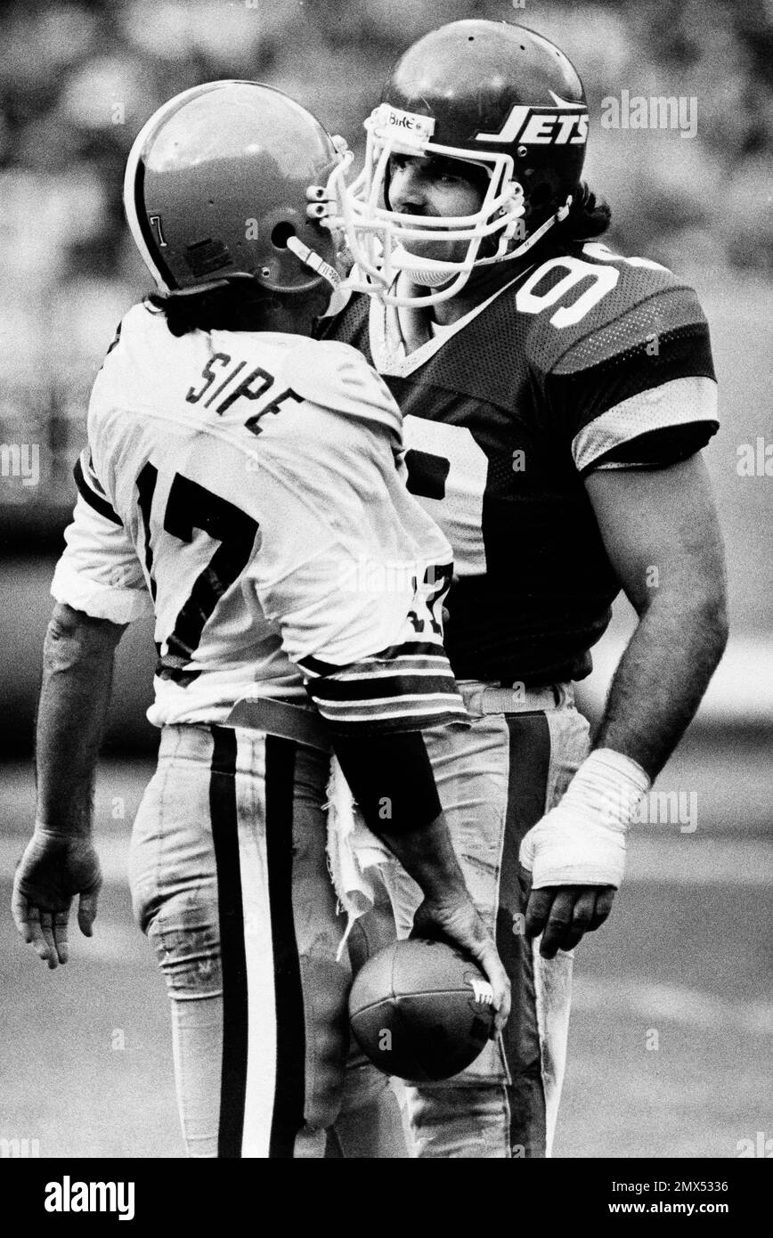 New York Jets defensive end Mark Gastineau, right, uses a little ...