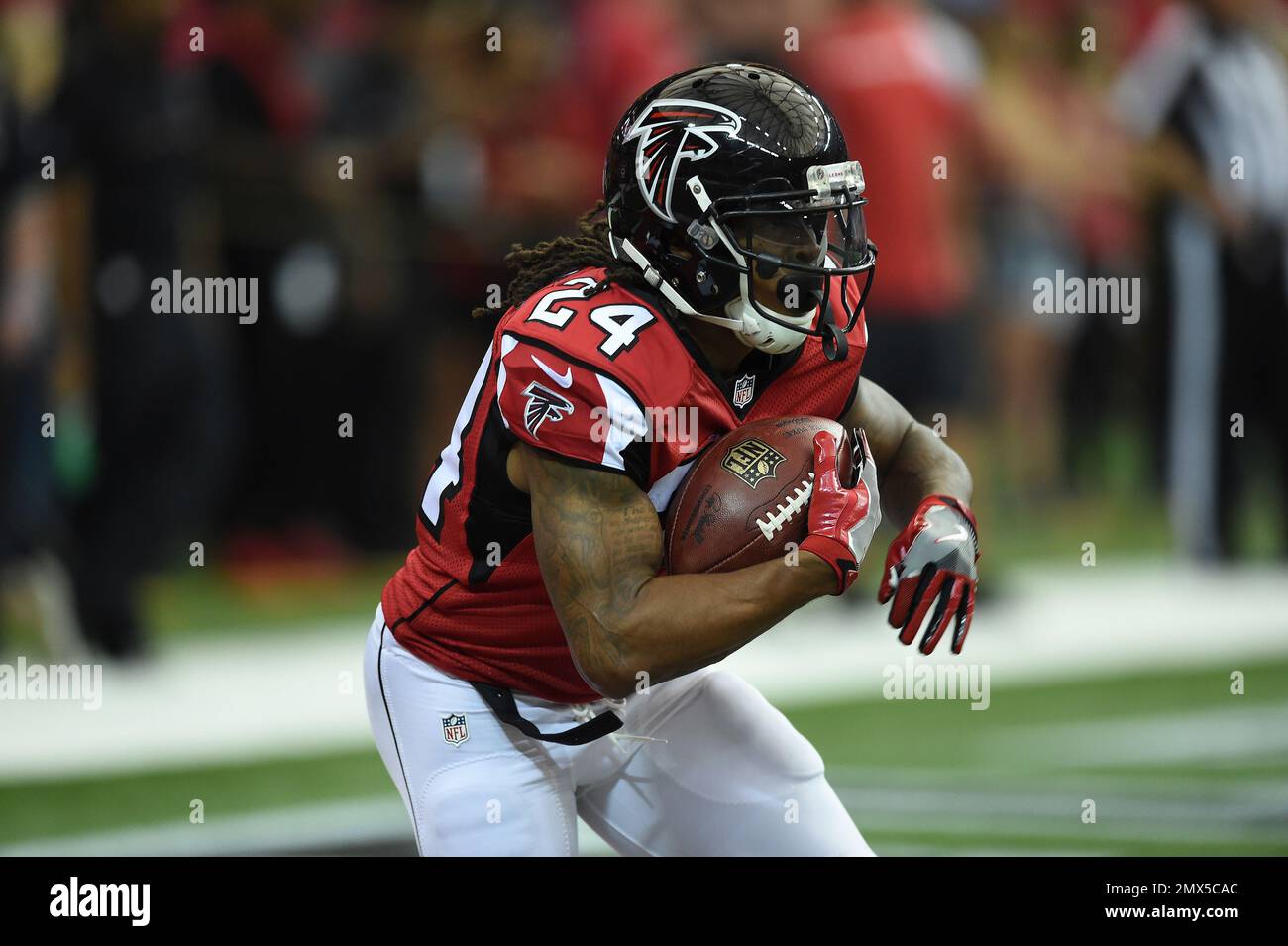 Atlanta Falcons running back Devonta Freeman (24) warms up before the ...