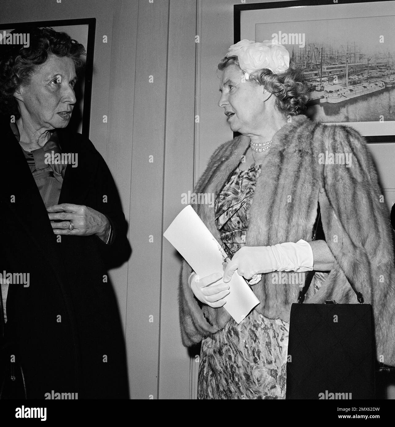 Two unidentified survivors of the 1912 Titanic disaster chat in New ...