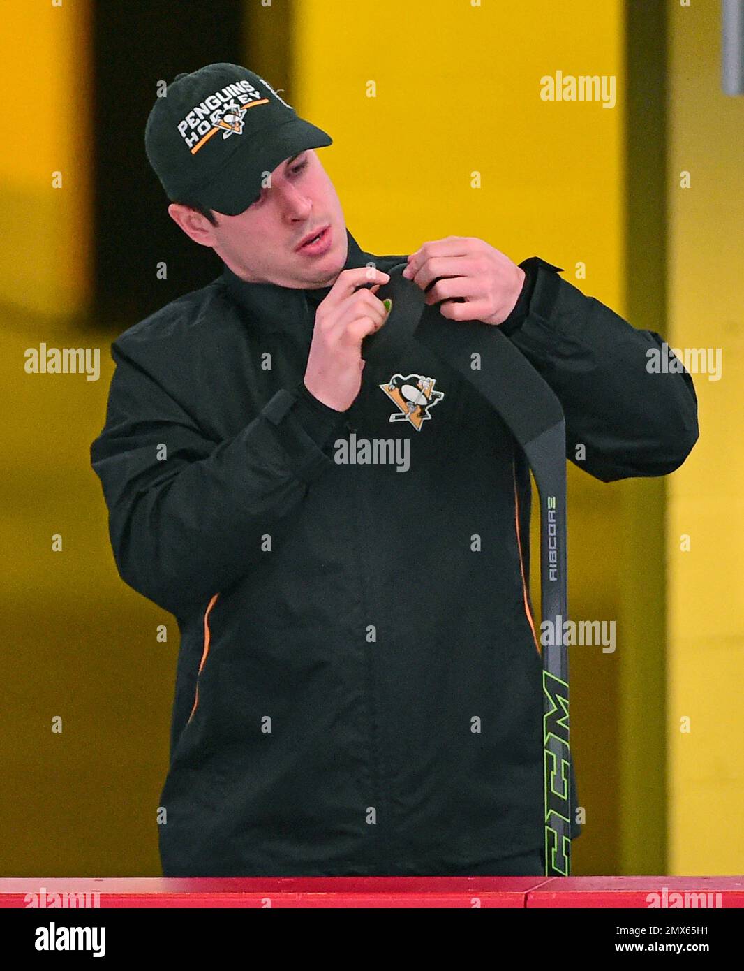 Pittsburgh Penguins center Sidney Crosby (87) tapes up a stick before ...