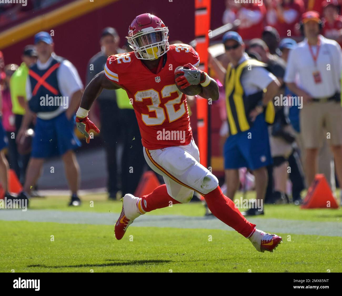 Kansas City Chiefs running back Spencer Ware (32) runs against the New ...