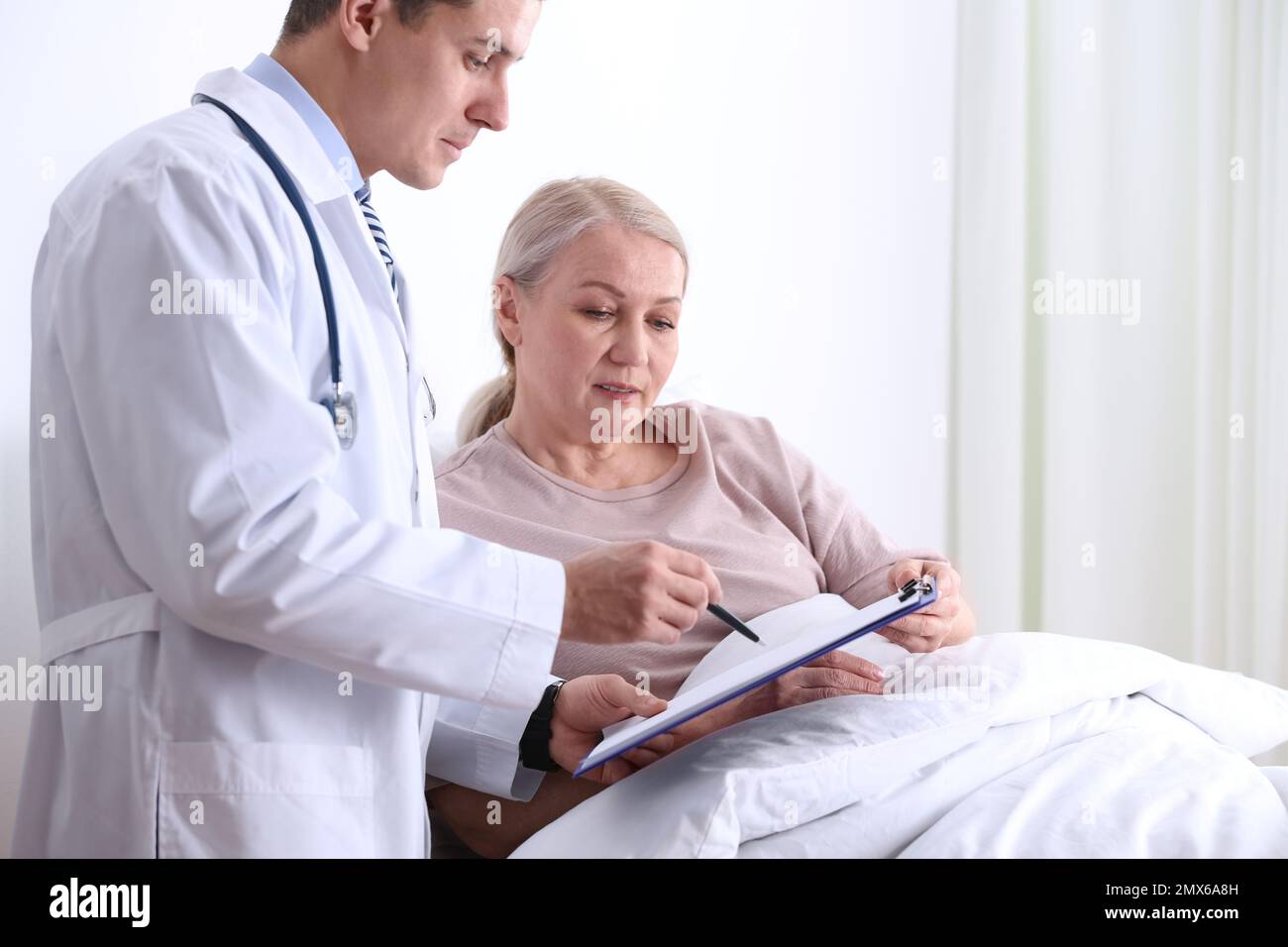 Doctor visiting his patient in hospital ward Stock Photo - Alamy