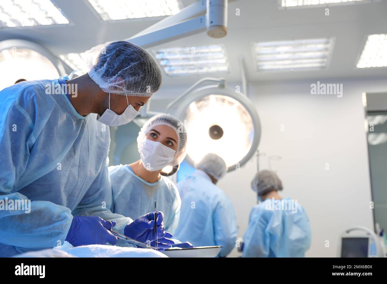 Plastic surgeons performing surgery hi-res stock photography and images ...