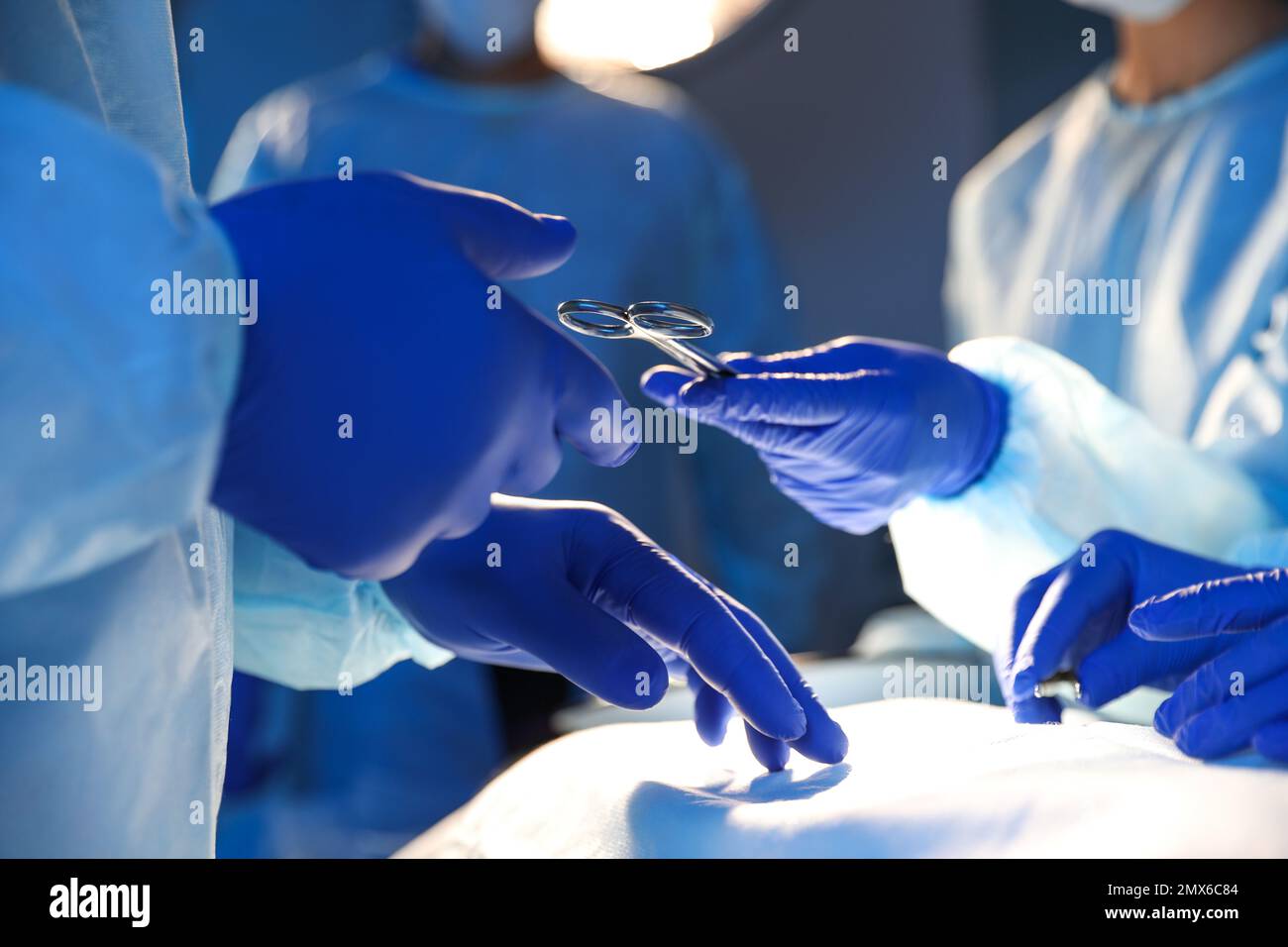 Nurse giving surgical tool surgeon hi-res stock photography and images ...